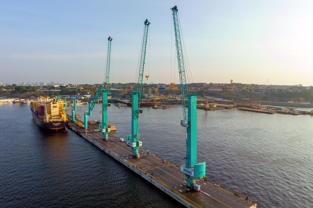 Super Terminais inaugura guindastes elétricos